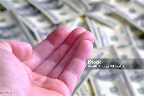 달러 지폐의 배경에 구걸 손 빈 손은 가난을 나타냅니다 도움이 필요한 사람들은 도움을 요청하고 있습니다 위기 인구의 빈곤의 개념 세계의 국가 거지에 대한 스톡 사진 및 기타