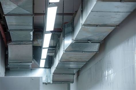 강철 에어컨 덕트 파이프 및 조명 덤프의 새로운 설치 건물의 개조 동안 환기 덕트의 설치 K 0명에 대한 스톡 사진 및 기타 이미지 Istock