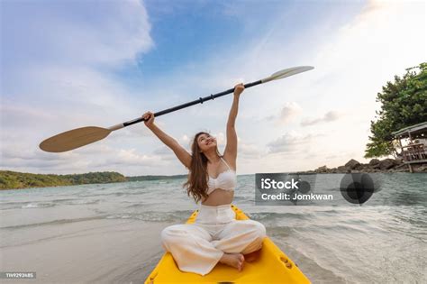 매력적인 아시아 젊은 여자 카약 너무 행복 하 고 쾌활 한 해변에서 여름 휴가를 즐길 수 태국의 열 대 해변에서 여행 휴가 및 휴식 개념 관광에 대한 스톡 사진 및 기타
