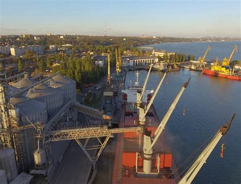 How Twist Locks Secure Shipping Containers On Chassis Cie Manufacturing