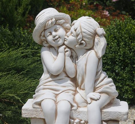 Садова фігура з мармуру Prezent Пара що цілується на лавочці кремова 65 см купити онлайн на