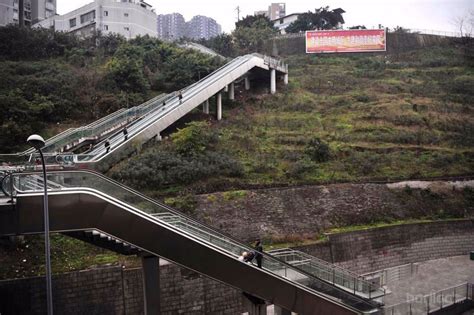 Хятадад баригдсан уулан дээрх урсдаг цахилгаан шат