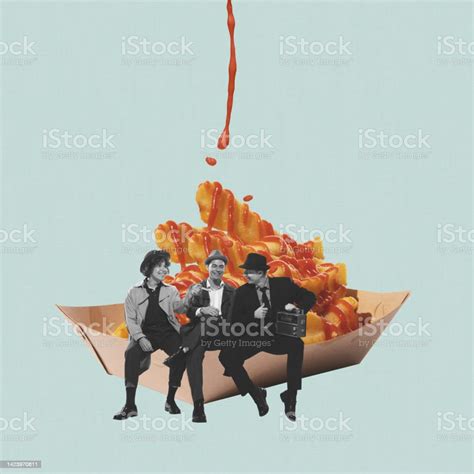 현대 미술 콜라주 세련된 사람들 감자 튀김에 앉아있는 남자 케첩이있는 감자 정크 스트리트 푸드 감자 요리에 대한 스톡 사진 및 기타 이미지 Istock