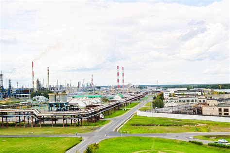 산업 풍경입니다 과학 기술 관의 파노라마 보기 공장 설정입니다 화학 빨간색 흰색 파이프 연기에서 오고 있다 생산 건물입니다 하늘과 밝은 잔디의 배경 0명에 대한 스톡 사진