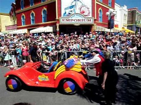 The Wiggles Big Red Car Gets A Push At Dreamworld Youtube