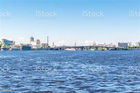 키예프의 화창한 여름날에 푸른 물과 금속 보행자 다리가 있는 경치 좋은 자연 여행 도시 풍경 강 드니프로 강 내부에서 본 모습 물 위의 배키예프 우크라이나 2021년 6월