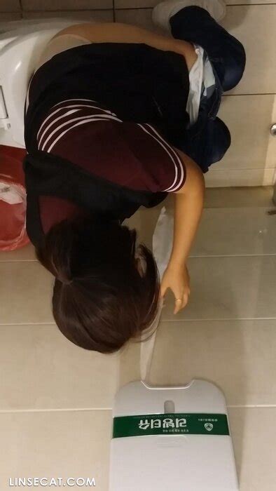 한국인 화장실 도촬 여자화장실에 몰래 들어가 옆에 여자 오줌누기 어린애들도 있고 중년여성들도 있고 인색 한 고양이