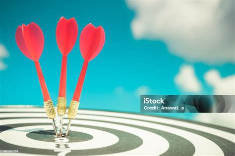 3 빨간색 화살표의 푸른 하늘 배경으로 자 대상 센터에 타격 다트 0명에 대한 스톡 사진 및 기타 이미지 0명 개념 겨냥 Istock