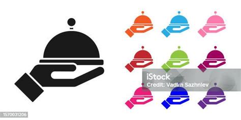 흰색 배경에 고립 된 음식 아이콘의 트레이로 덮여 있는 검정색 트레이 및 뚜껑 표지판 뚜껑이 있는 레스토랑 클로쉬 다채로운 아이콘을 설정합니다 벡터 가리기에 대한 스톡 벡터