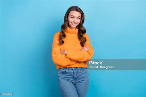 오렌지색 스웨터를 입고 웃고 있는 사랑스러운 여자의 사진은 고립된 푸른 색 배경을 교차시켰다 30 34세에 대한 스톡 사진 및 기타 이미지 Istock
