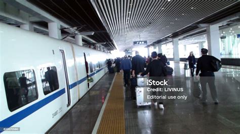 중국 동남 아시아에서 보드 기차에 사람들을 포함 한 광저우 남쪽 철도 역의 현장 광둥 성에 대한 스톡 사진 및 기타 이미지 광둥 성 광저우 교통수단 Istock