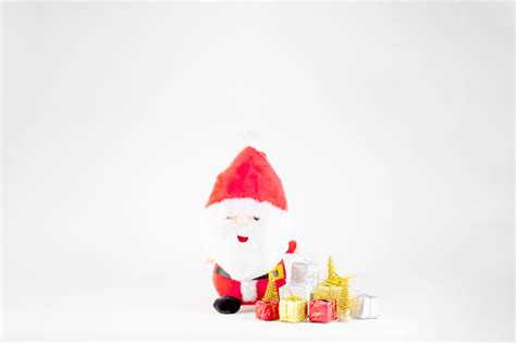 크리스마스 트리와 흰색 배경에 선물 산타 절의 일반 부드러운 장난감의 크리스마스 개념 겨울에 대한 스톡 사진 및 기타 이미지