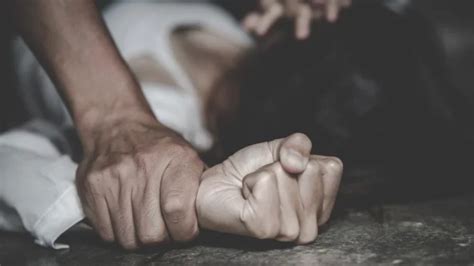 Madrasta é Estuprada Pelo Enteado Enquanto Dormia Em Sofá Da Sala