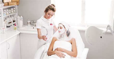 개인 관리 고객 높은 각도보기 럭셔리 마스크 미용 산업 미용 치료 미용사 미용실 뷰티 루틴 살롱 스킨케어 스파 스파 데이 스파 체험 실내