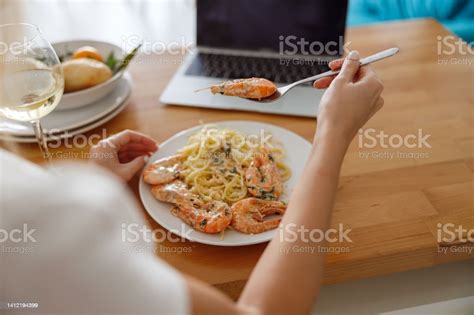 해산물 파스타와 화이트 와인 한 잔과 함께 접시에 어깨 너머로보십시오 랩톱 먹기에 대한 스톡 사진 및 기타 이미지 먹기