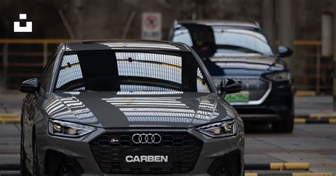 두 대의 차가 나란히 주차되어 있습니다 사진 Unsplash의 무료 자동차 이미지