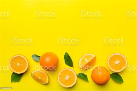 컬러 배경에 신선한 과일 오렌지 슬라이스 맨 위 보기입니다 공간을 복사합니다 창조적 인 여름 개념 복사 공간이있는 최소한의 평평한 평지에감귤류의 절반 감귤류 과일에 대한
