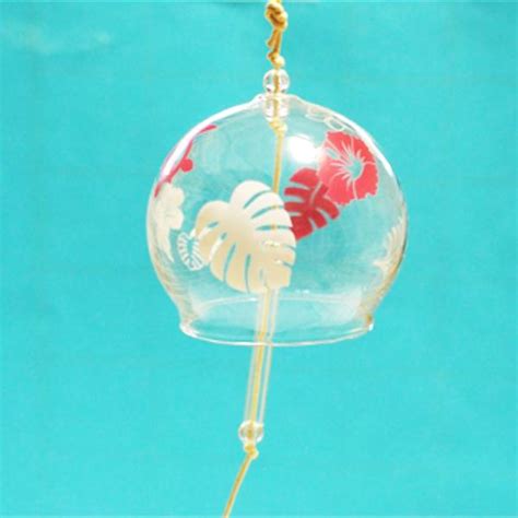 ハワイアン風鈴：ピンクとホワイトのモチーフが可愛いガラス風鈴｜夏の癒しグッズ｜ポーセラーツ作品｜森のこびとの癒し雑貨ボヌール Bonheur～ボヌール～ Minne 国内最大級の