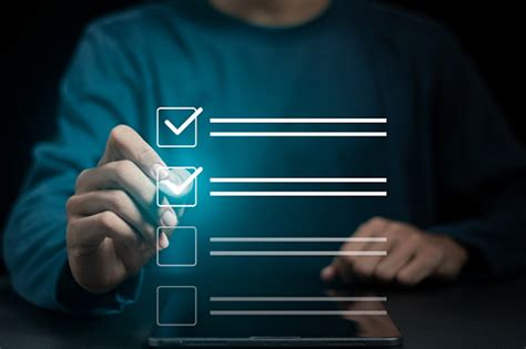 비즈니스 프로젝트 승인 개념 펜을 사용하여 올바른 확인란을 표시하는 사업가 감시에 대한 스톡 사진 및 기타 이미지 감시