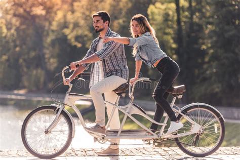 Пары с тандемным велосипедом Стоковое Изображение изображение насчитывающей датировка снаружи