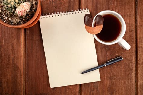 쿠키와 커피 한 잔 함께 나선형 메모장의 빈 페이지의 사진 복사 공간와 어두운 나무 배경에 위에서 촬영 0명에 대한 스톡 사진 및 기타 이미지 Istock