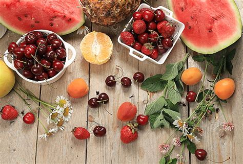 나무 배경에 여름 열매와 과일 건강한 천연 식품 개념 재료와 아침 식사 0명에 대한 스톡 사진 및 기타 이미지 0명 건강한 식생활 과일 Istock