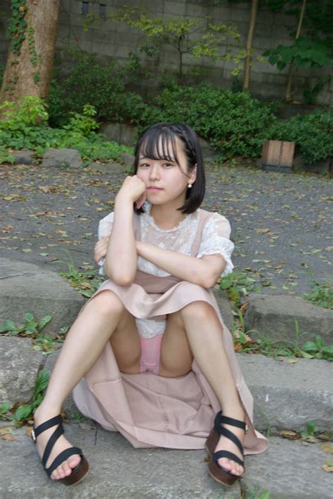 ロングスカートの座りパンチラエロ画像 性癖エロ画像 センギリ