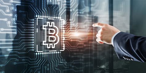 가상 화면 Bitcoin Cryptocurrency 개념을 클릭하는 사업가 광산 공장 서버 랙 배경 가격에 대한 스톡 사진 및 기타 이미지 Istock