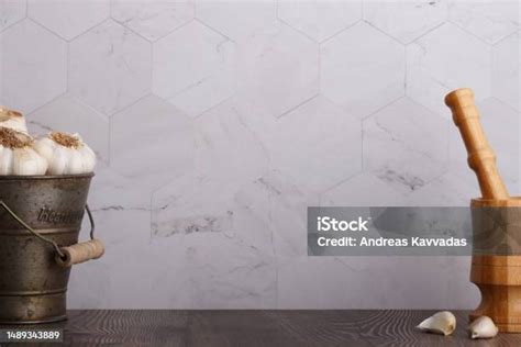 나무 박격포와 유봉 빈티지 철제 손잡이 양동이 소박한 테이블 위에 마늘 머리가 있습니다 흰색 배경입니다 복사 공간 0명에 대한 스톡 사진 및 기타 이미지 Istock