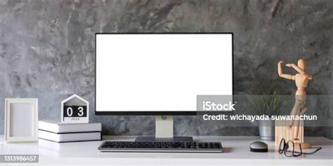 장식 및 복사 공간이있는 최소한의 사무실 방에 빈 화면 데스크톱 컴퓨터 0명에 대한 스톡 사진 및 기타 이미지 0명 공란 노트북 Istock