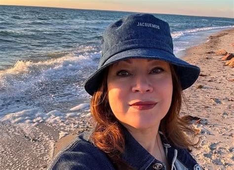 Jennifer Tilly Atriz De A Noiva Do Chucky Posa Nua E Sem Retoques