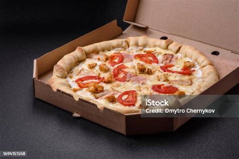 닭고기 토마토 치즈 베이컨 소금과 향신료를 곁들인 맛있는 핫 피자 0명에 대한 스톡 사진 및 기타 이미지 0명 건강에 좋지 않은 음식 고기 Istock