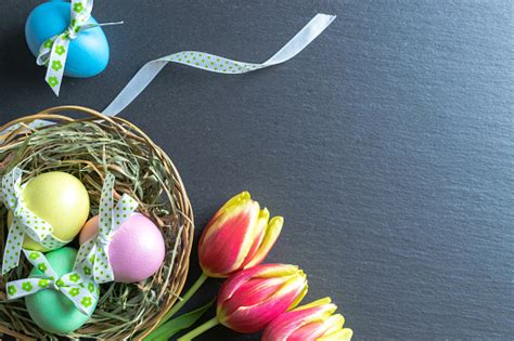 부활절 세트 해피 부활절 장식의 어두운 거친 돌 배경에 테이프 리본 봄 튤립 다채로운 달걀 복사 공간이 있는 전통적인 디자인 배경 주제에 대한 스톡 사진 및 기타 이미지