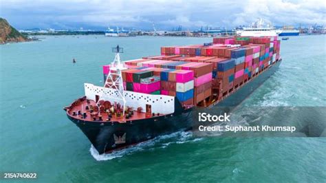 화물 컨테이너 선박 운반 컨테이너의 측면도 및 국제 컨테이너 항구 세관 조선소 항구 개념 스마트 물류 서비스를 실행합니다 0명에 대한 스톡 사진 및 기타 이미지 Istock