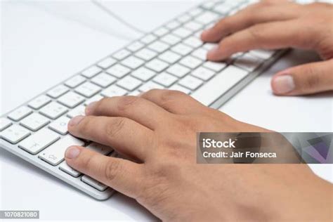 블로그를 작성 하는 노트북 남자 집에서 작업 키보드에 입력합니다 프로그래머 또는 컴퓨터 해커 경영자에 대한 스톡 사진 및 기타