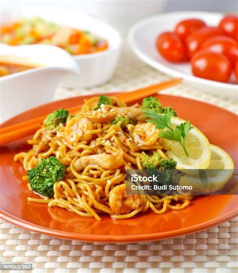 인기있는 인도네시아 요리는 볶음면입니다 볶음면은 고기 닭고기 생선 해산물 및 야채와 같은 다양한 재료를 추가 할 수 있습니다