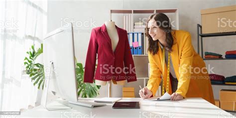 디자인 스튜디오 인테리어에서 일하는 아름다운 젊은 전문 스타일리스트 패션 디자이너 컨셉 20 29세에 대한 스톡 사진 및 기타 이미지 20 29세 공예 그리기