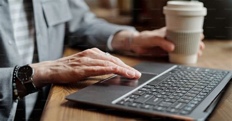 젊은 사업가 또는 프리랜서가 카페에 앉아 새로운 프로젝트를 진행하는 동안 커피를 마시는 노트북 키보드 위에 있다 사진 Unsplash의 컴퓨터 키보드 이미지