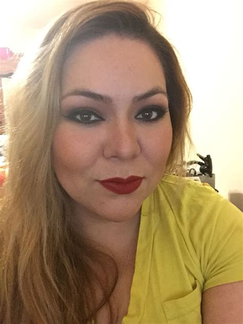 Red Lips Mac Lipstick In Ruby Woo And A Strong Contour Curvy Celebrities Makeup Looks Mac