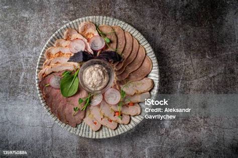 레스토랑의 전채 다양한 고기 회색 돌 테이블에 녹색과 접시에 층으로 슬라이스 고기와 소시지 0명에 대한 스톡 사진 및 기타 이미지 Istock