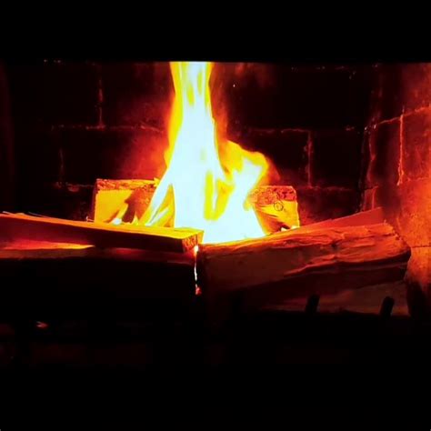 🎄 메리크리스마스 넷플릭스 벽난로 캐롤 장작타는소리 🔥 자기전 티비화면 켜놓고 잠시 멍때림 뒤늦게 크리스마스 분위기 와~ 불똥 튀는거 거실 바닥에 떨어지는줄 알고