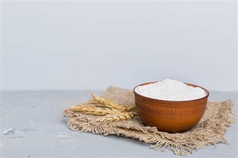 색깔이있는 배경에 밀 스파이크 렛이있는 나무 그릇에 밀가루를 평평하게 놓습니다 세계 밀 위기 0명에 대한 스톡 사진 및 기타 이미지 Istock