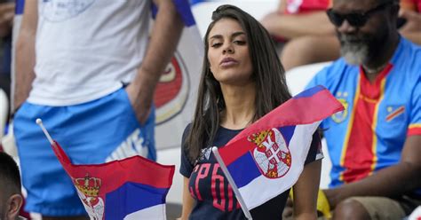 세르비아 국기 흔들며 응원하는 축구팬