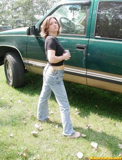 Αμερικανίδα αγρότισσα μοστράρει το μουνί της μέσα στο 4χ4