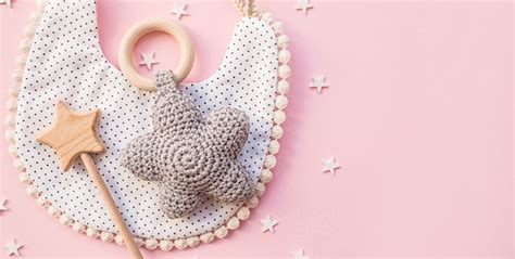 턱받이와 나무 장난감 파스텔 핑크 배경에 소녀를위한 아기 물건과 액세서리 세트 베이비 샤워 개념 패션 신생아 플랫 레이 상단 뷰 0명에 대한 스톡 사진 및 기타 이미지