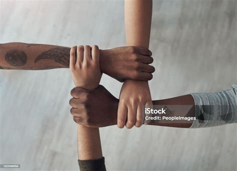 서로 손목을 잡고 인식 할 수없는 사람들의 그룹의 자른 샷 다양성에 대한 스톡 사진 및 기타 이미지 다양성 단체 손목 Istock