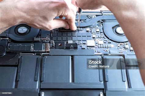 하드웨어 엔지니어 기술 유지 보수 컴퓨터 칩 전자 수리 남자 기술자 Pc 서비스 Cpu에 대한 스톡 사진 및 기타 이미지