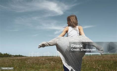 바람이 불고 있는 풍력 터빈 옆에 긴 투 썰매 머리를 가진 여자 바람에 대한 스톡 사진 및 기타 이미지 바람 사람들 지속