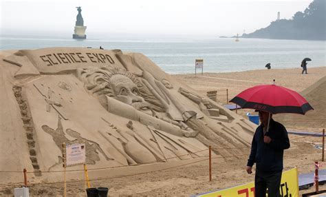 [포토타임] 백사장이 모래 조각 미술관으로 변신 하루 앞둔 해운대 모래축제 중앙일보