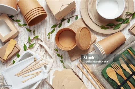 에코 크래프트 종이 식기 분홍색 배경에 종이 컵 요리 가방 패스트 푸드 용기와 나무 칼붙이 재활용 또는 폐기물 제로 개념 맨 위 보기입니다 복사 공간 제로 웨이스트에 대한